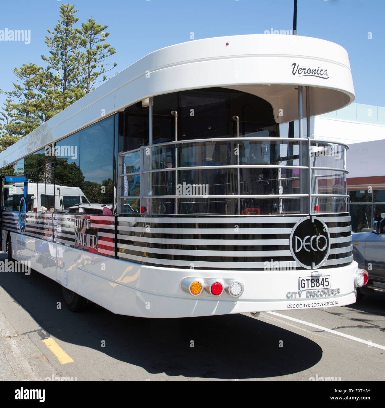 New zealand bus tourist hop hi-res stock photography and images - Alamy