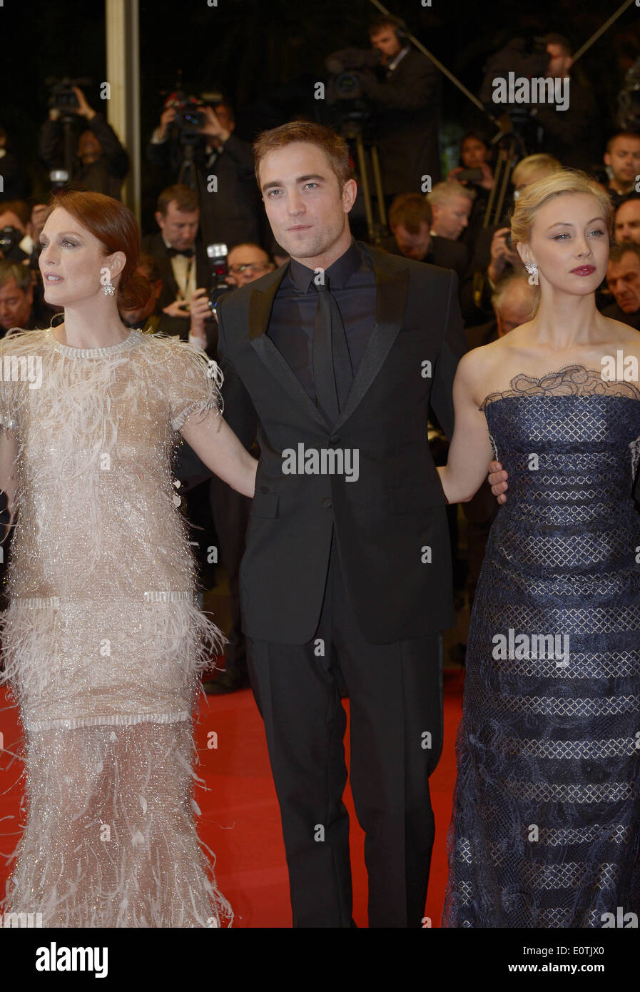 Cannes, British actor Robert Pattinson (C) and Canadian actress Sarah ...