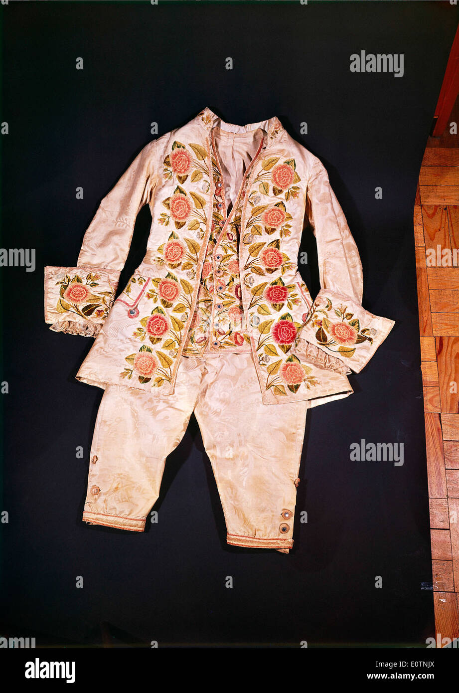 The 1974 Exposição do Trajo Civil em Portugal showcased traditional ...