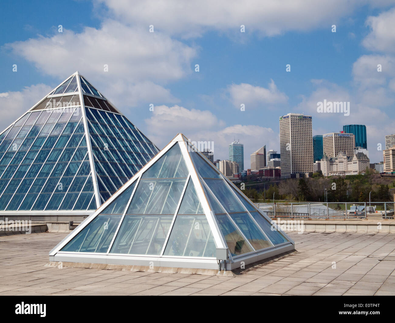 Glass pyramids hi-res stock photography and images - Alamy