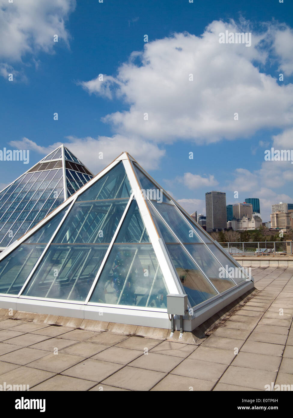 Glass pyramids hi-res stock photography and images - Alamy