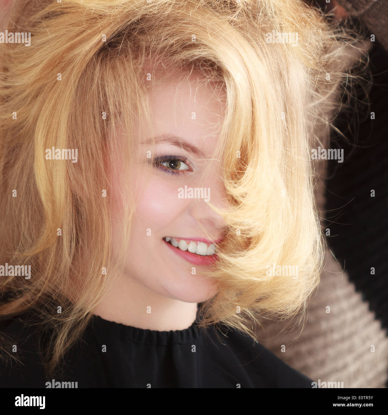 woman taking haircut Stock Photo - Alamy