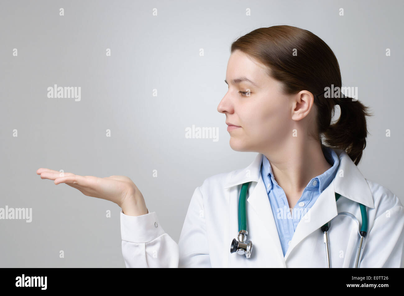Female doctor showing something hi-res stock photography and images - Alamy