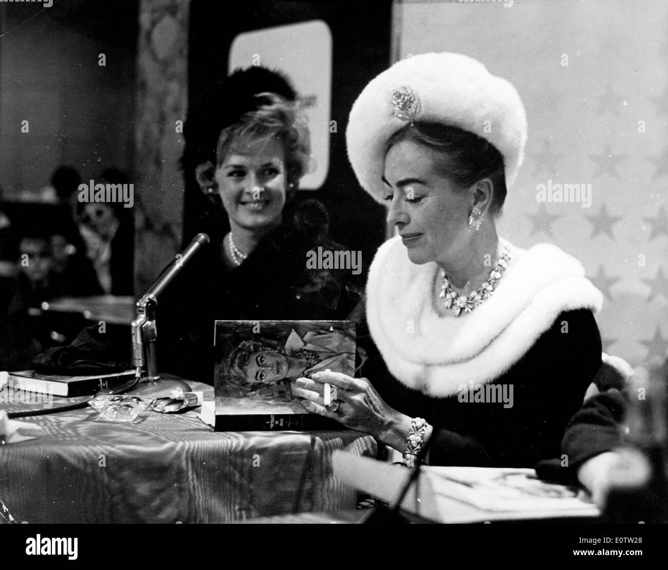 Actress Joan Crawford signing autographs in New York Stock Photo - Alamy