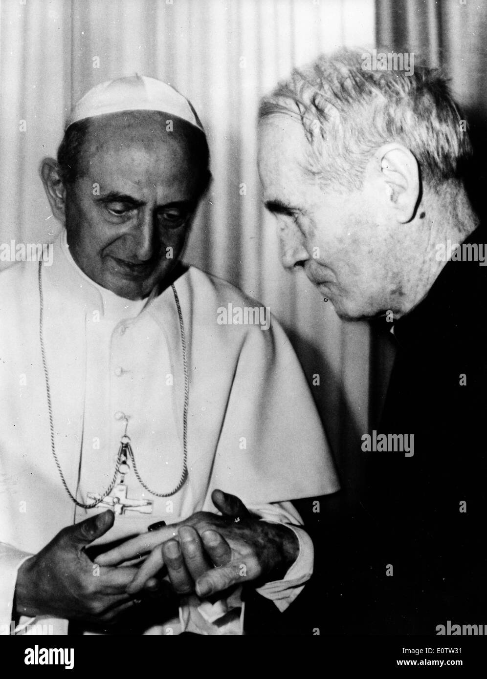 Pope Paul Vl visits with Bishop James Walsh Stock Photo - Alamy