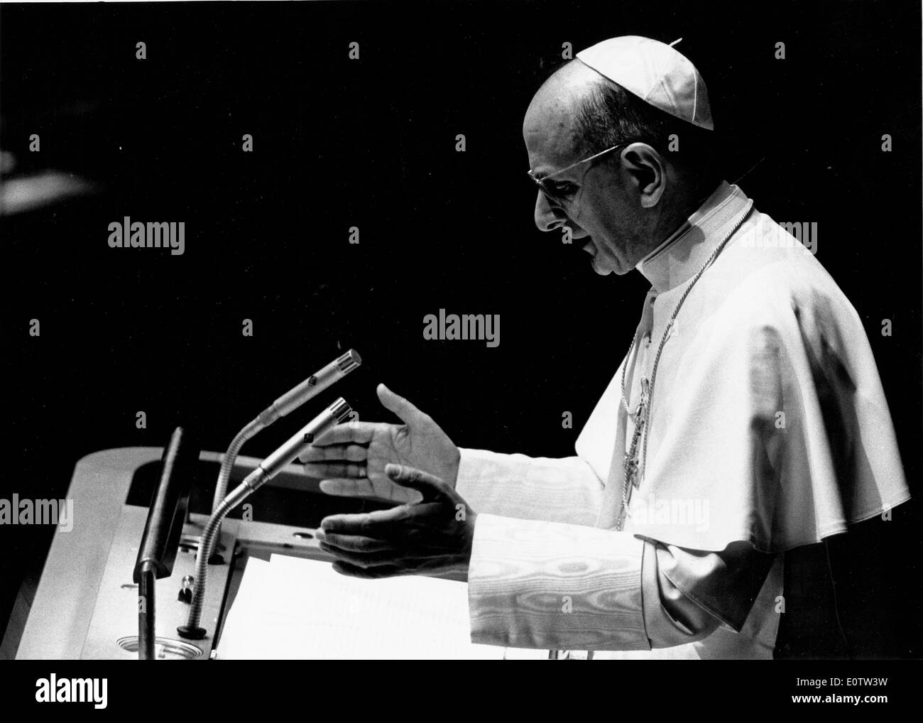 Pope Paul Vl speaking during a service Stock Photo - Alamy