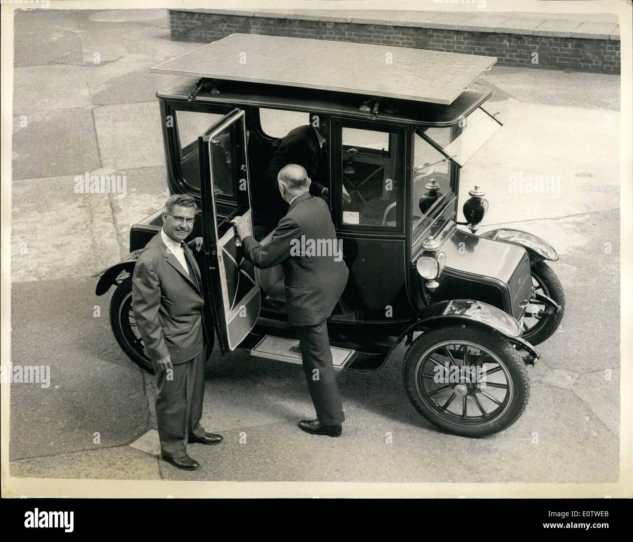 Aug. 08, 1960 - American Scientist demonstrates his ''Solar'' car in ...