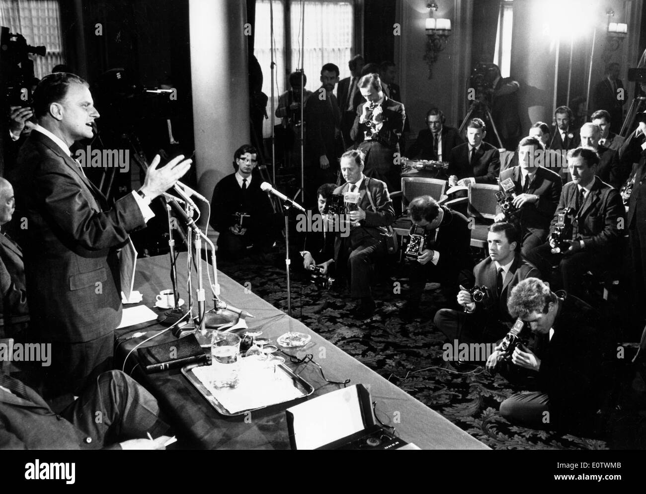 Reverend Billy Graham speaks at a press conference Stock Photo - Alamy