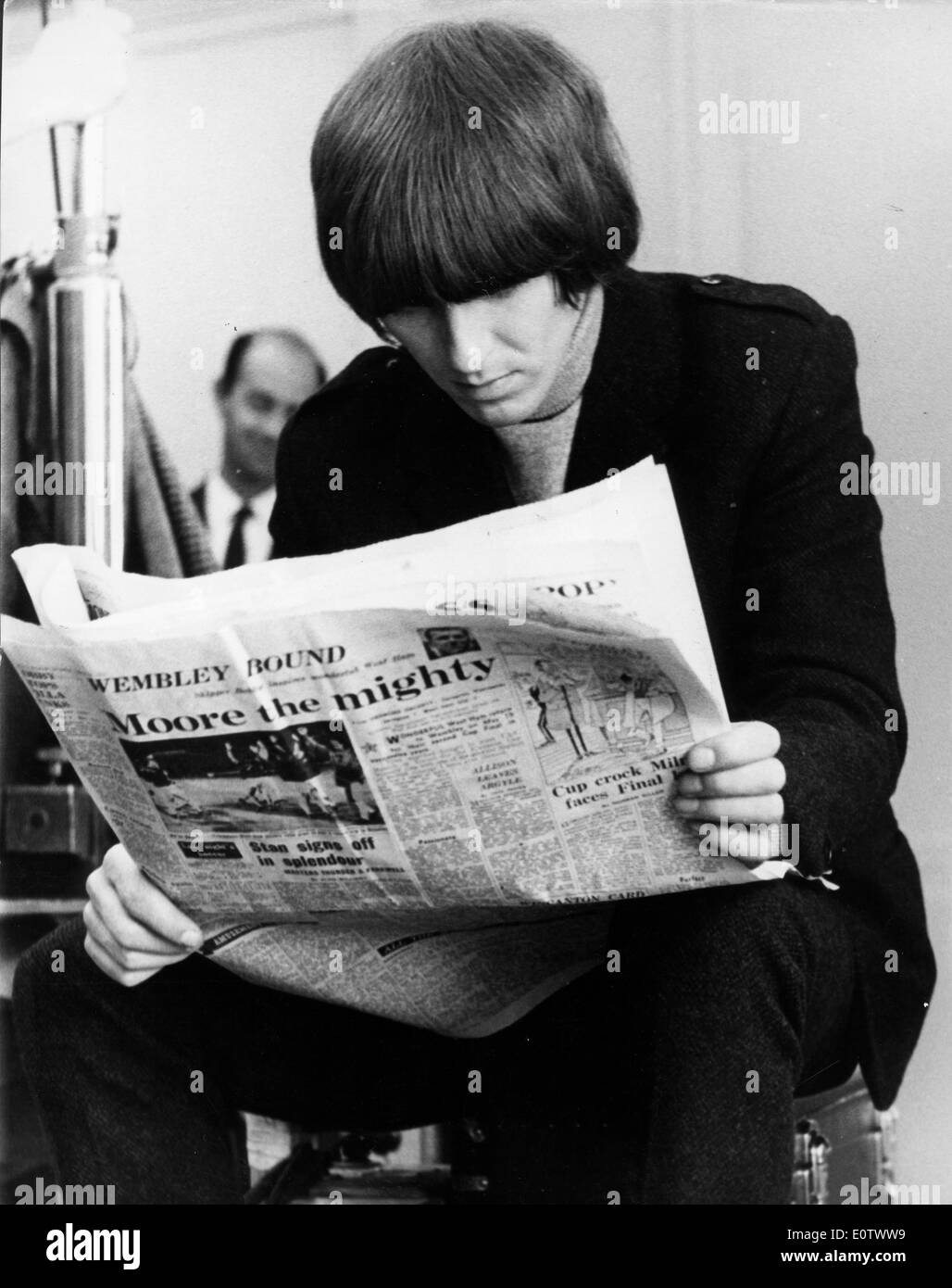 Reading the news paper Black and White Stock Photos & Images - Alamy