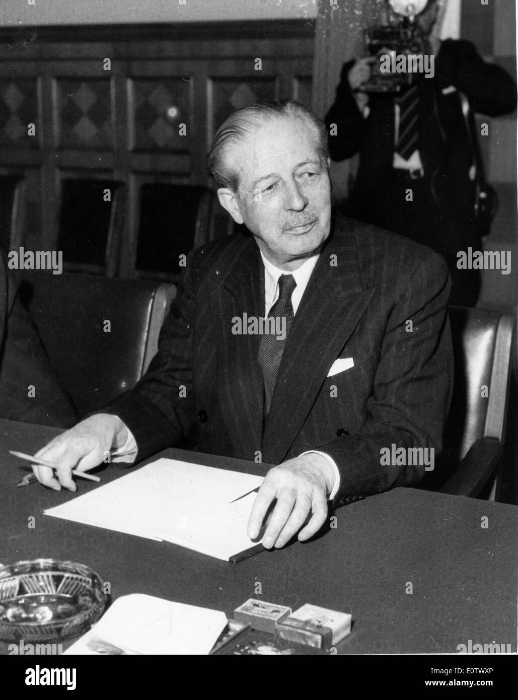 Politician signing document hi-res stock photography and images - Alamy