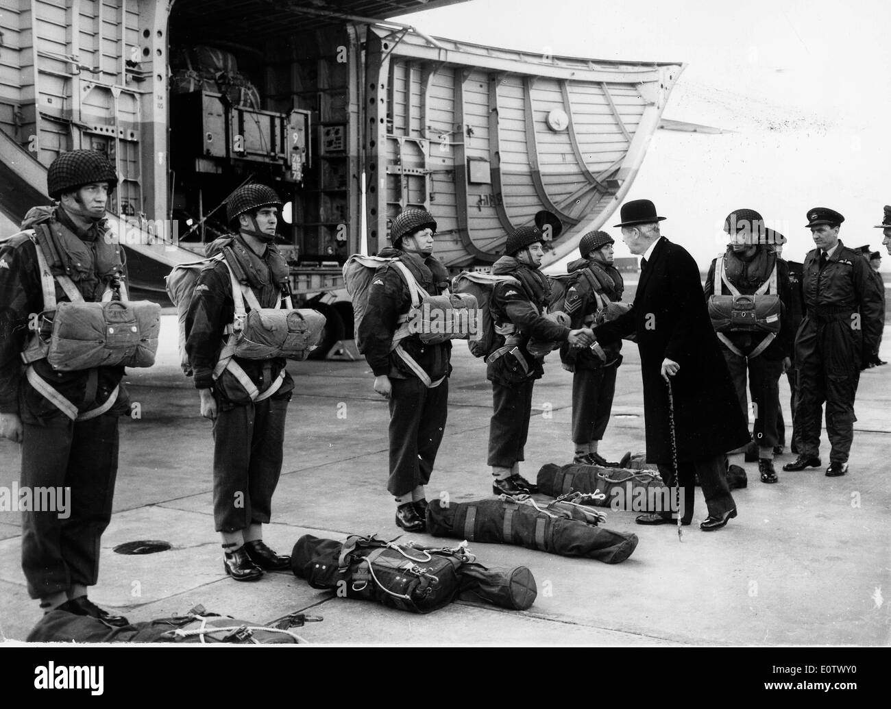 Group of soldiers hi-res stock photography and images - Alamy
