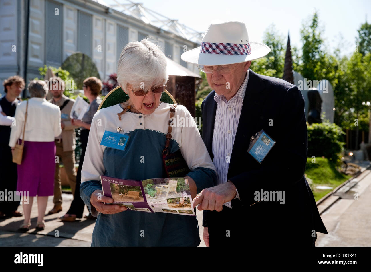 Chelsea, London, UK. 19th May 2014. Studying the map at the RHS Chelsea ...