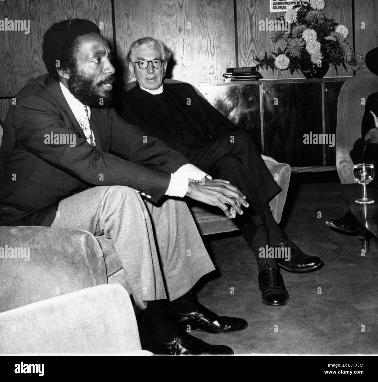 Comedian Dick Gregory talking with friends Stock Photo - Alamy