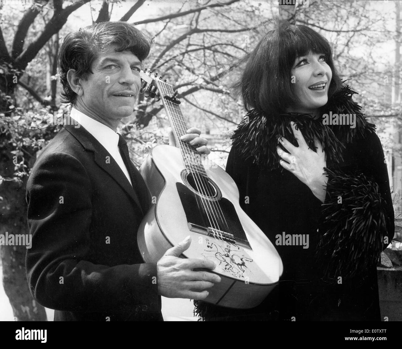 Actress holding hand hi-res stock photography and images - Alamy