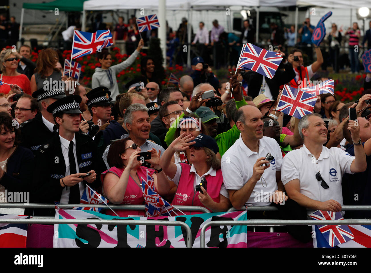 Crowds cheer as the parade passes through The Mall during the London ...