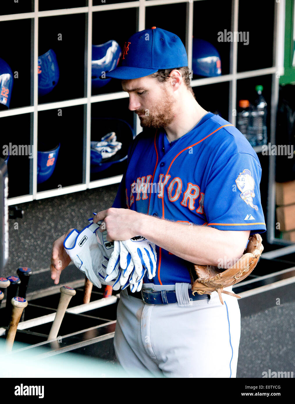 New York Mets second baseman Daniel Murphy (28) gathers his equipment ...