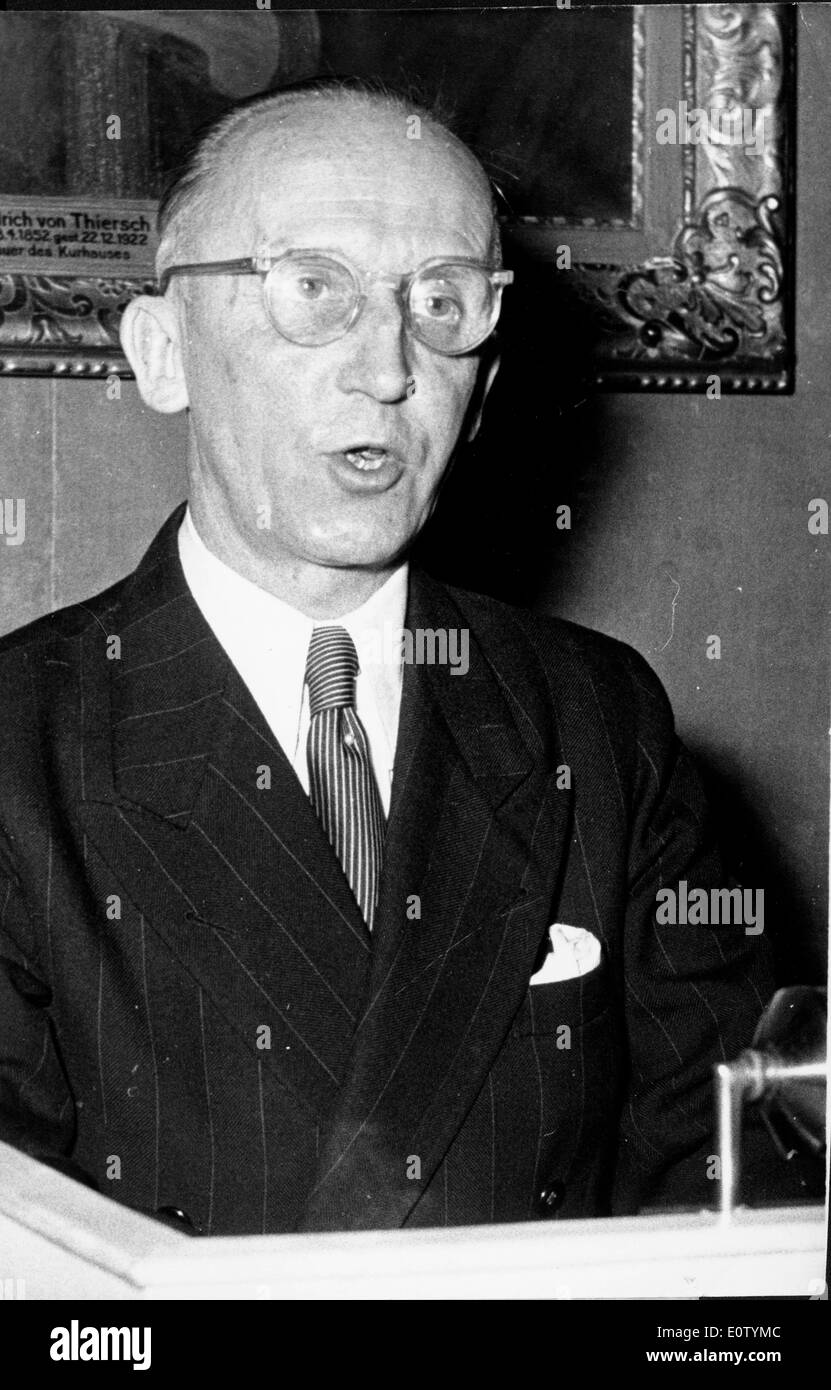 German soldier Hasso Von Manteuffel speaking Stock Photo - Alamy