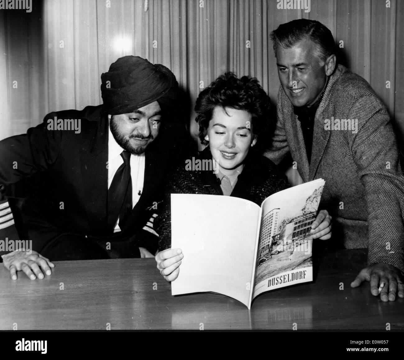 Man reading book woman Black and White Stock Photos & Images - Alamy