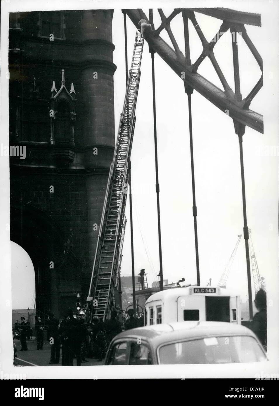 Nov. 13, 1960 - 13-11-60 Sensation at Tower Bridge. Man says he is ...