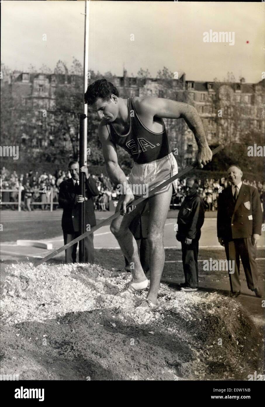 Don bragg corrects ground jumps 4m 60 hi-res stock photography and ...