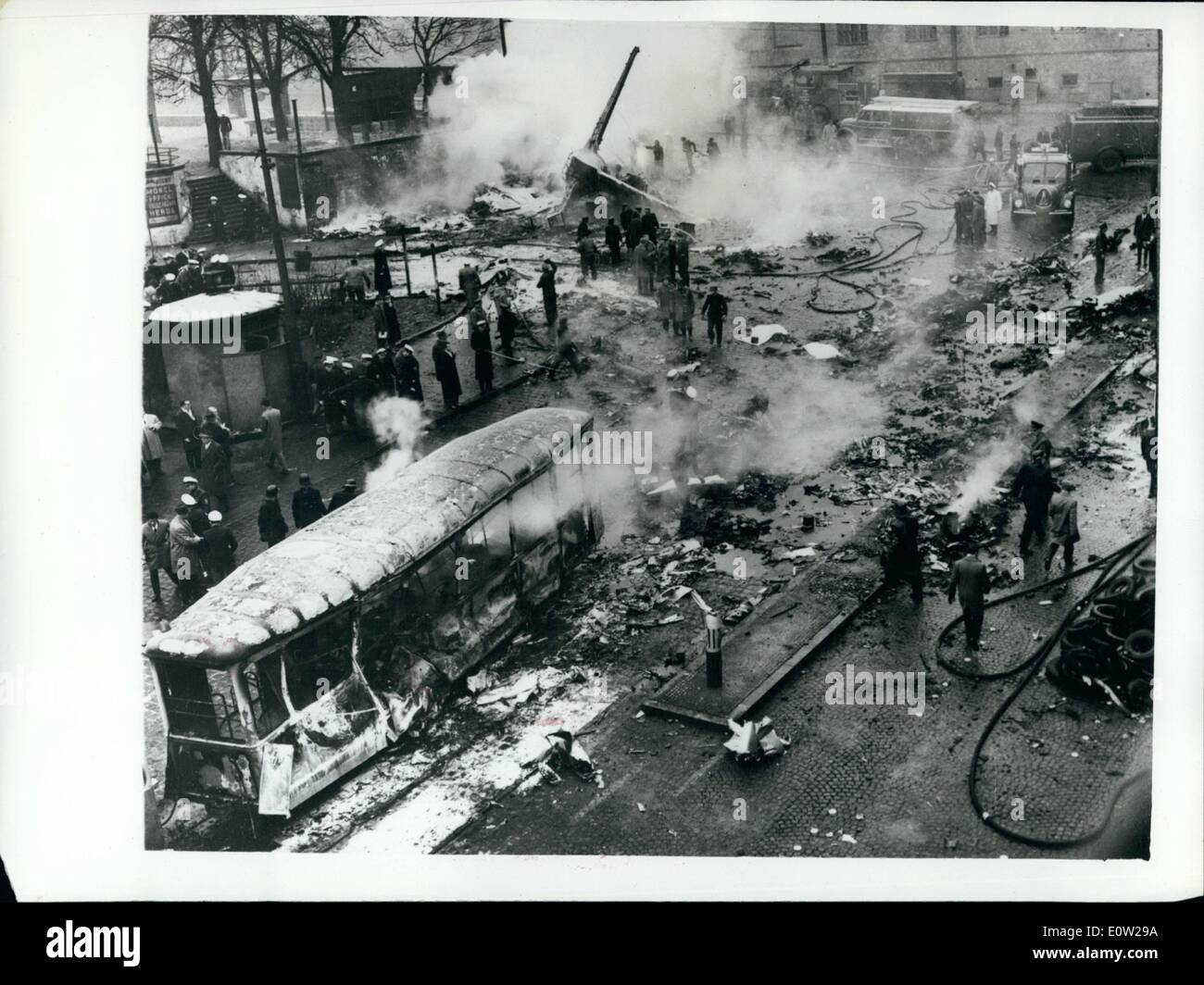 Dec. 17, 1960 - 17-12-60 Aircraft disaster in Munich. Students in ...