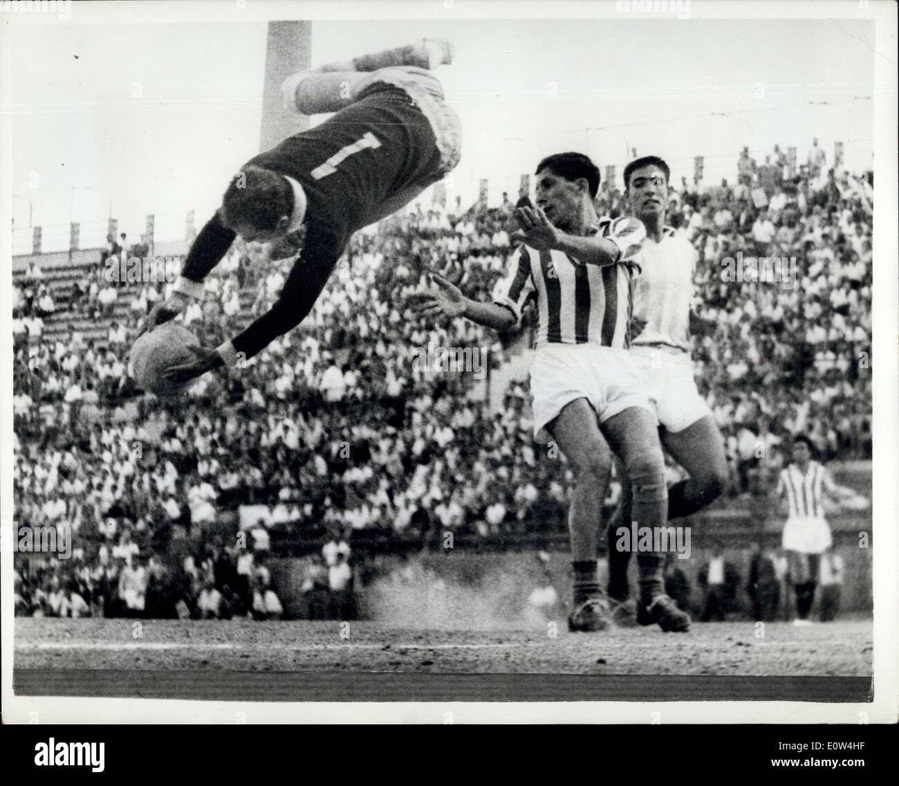 Action save diving football hi-res stock photography and images - Alamy