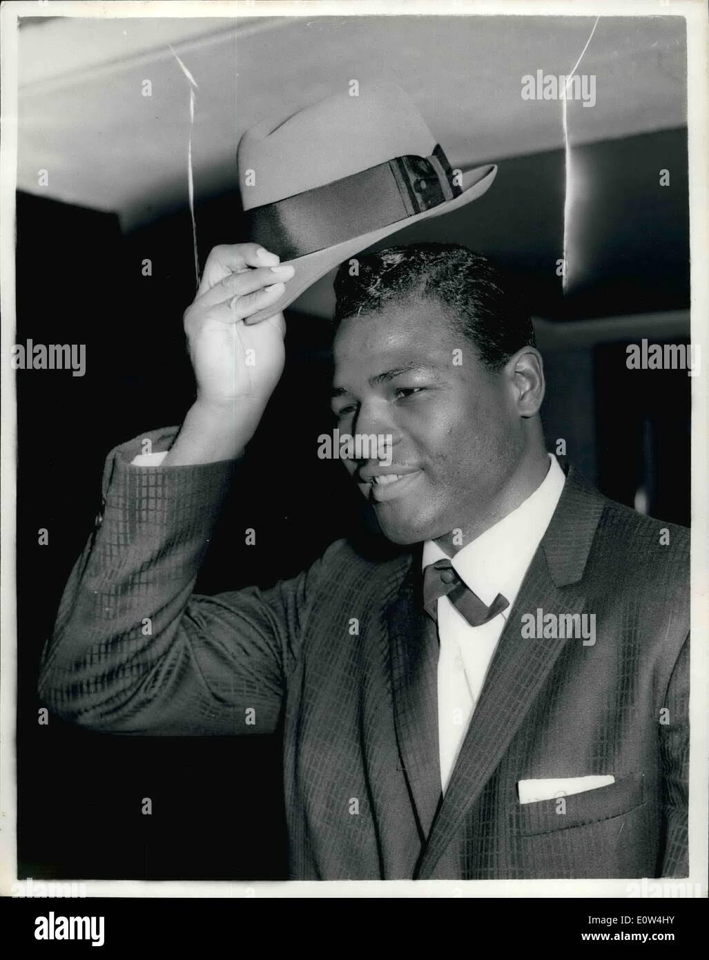 Apr. 12, 1961 - 12-4-61 Billy Hunter arrives for fight with Brian ...