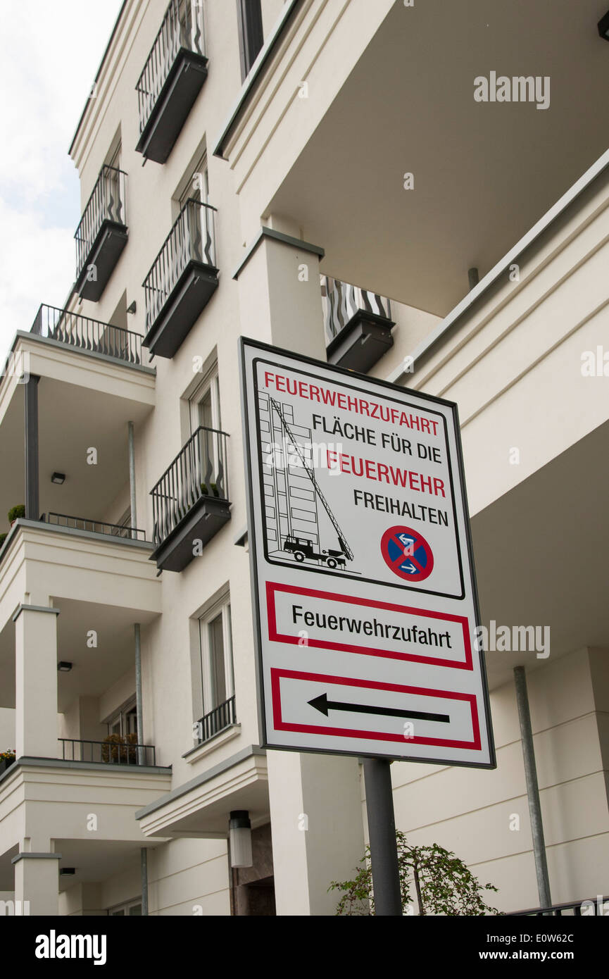 Fire department access sign hi-res stock photography and images - Alamy