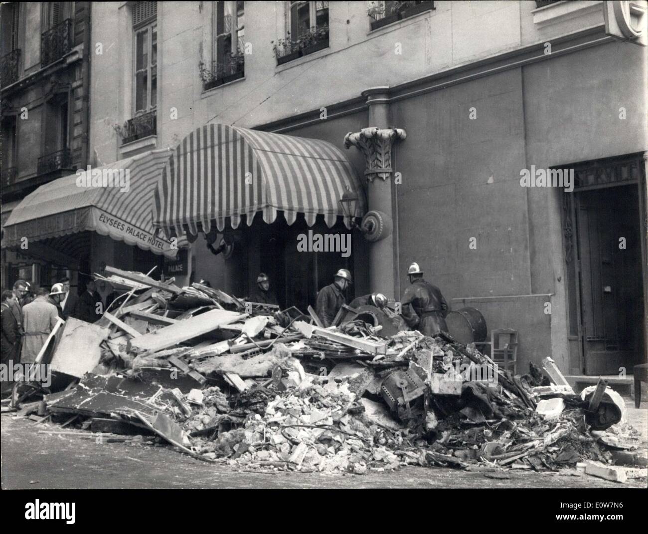 Bomb explodes in paris night club hi-res stock photography and images ...