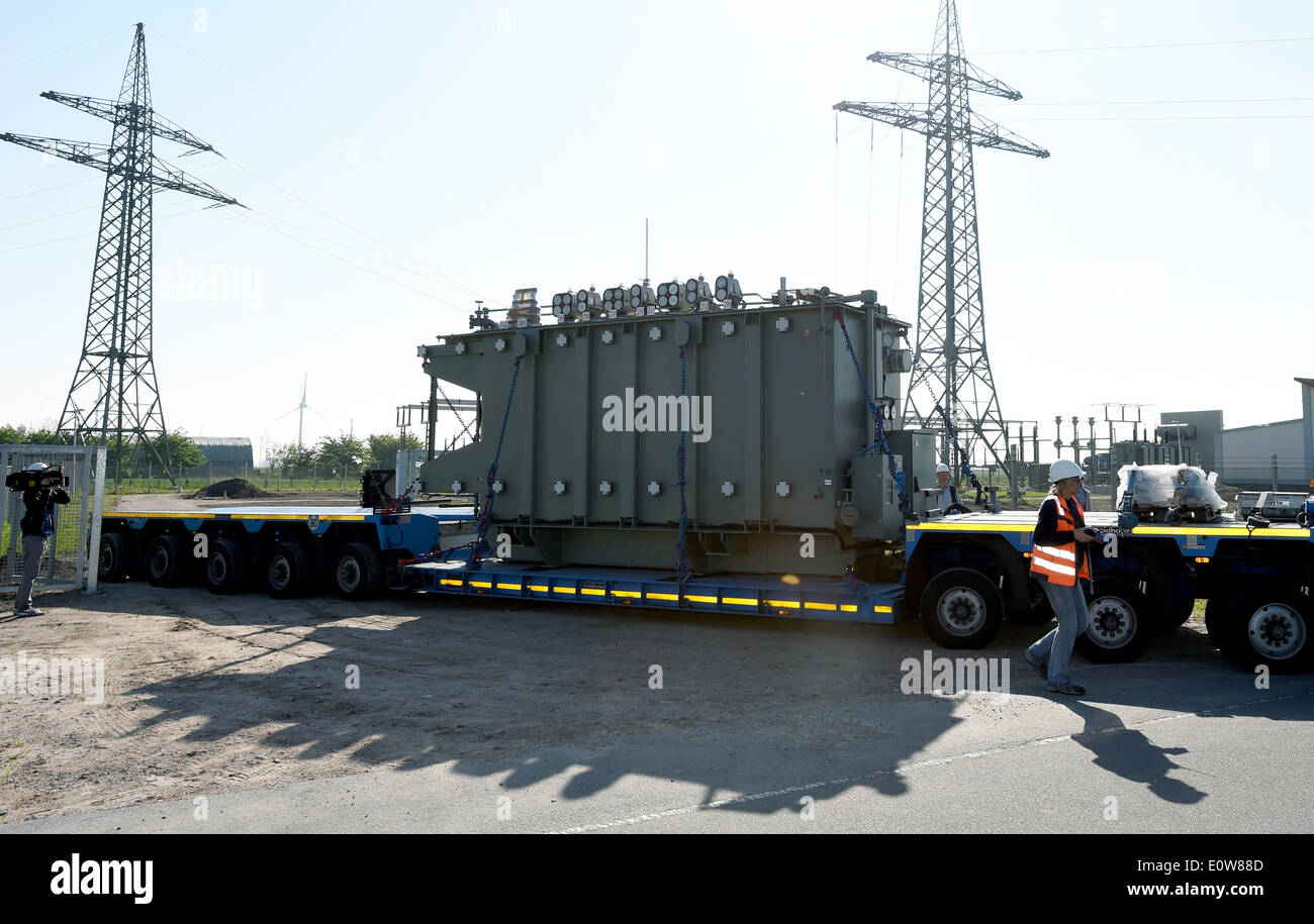 Weighs 20 tonnes hi-res stock photography and images - Alamy
