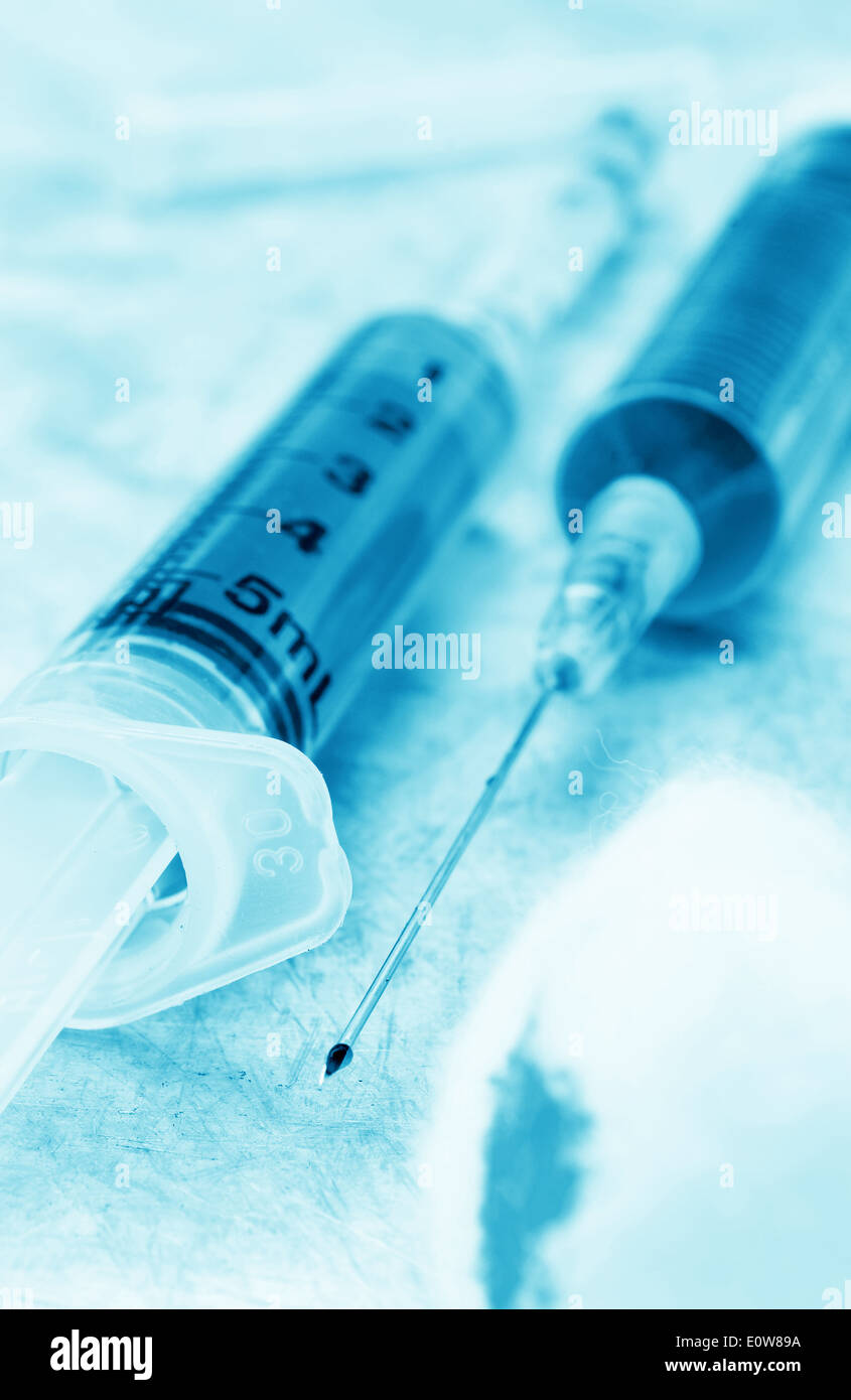Syringes and medicine bottles hi-res stock photography and images - Alamy