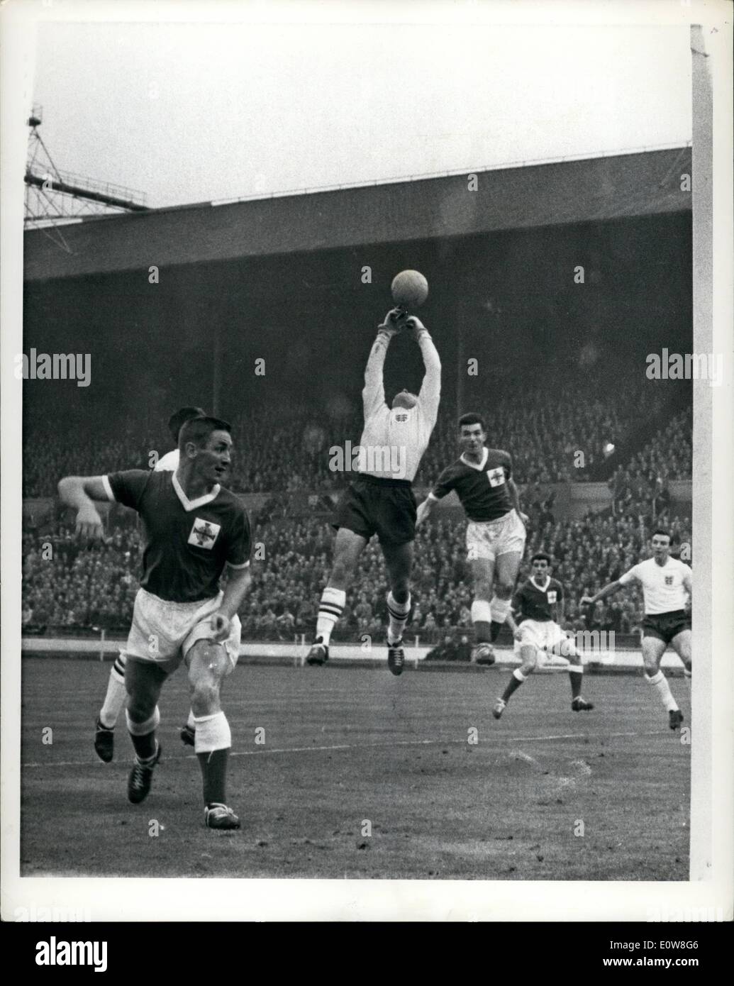 Nov. 11, 1961 - Long Stretch: England goalkeeper Ron Springett gets his ...