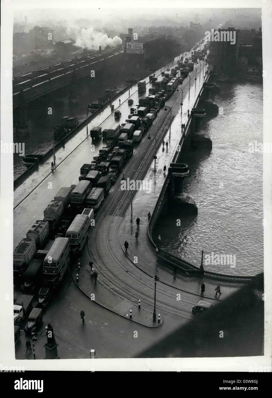 Nov. 15, 1961 - 15-11-61 Blackfriars Bridge traffic congestion ...
