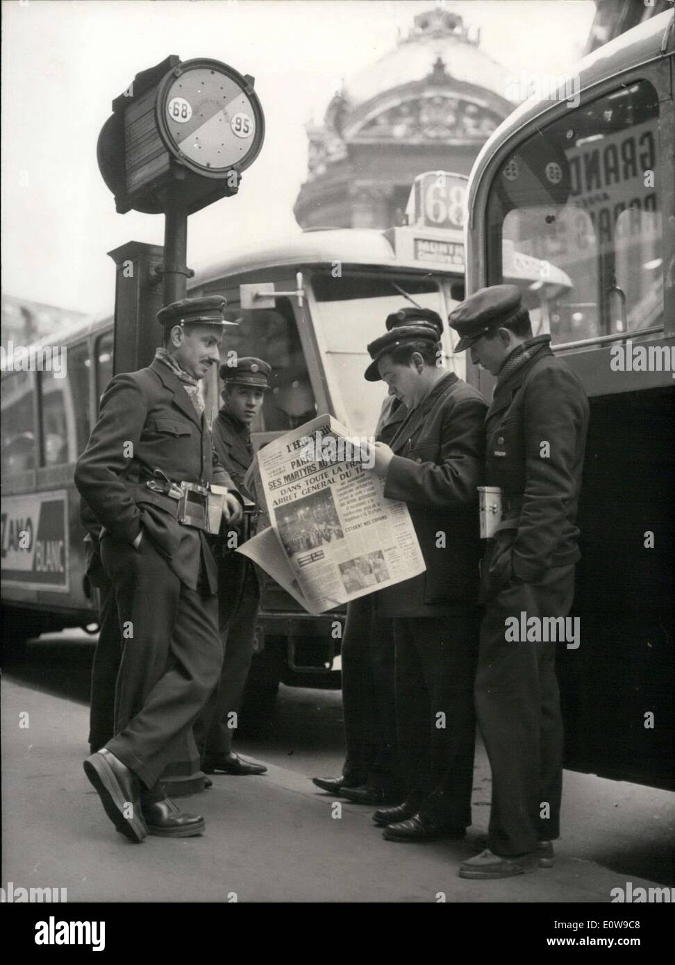 Black and white paris bus hi-res stock photography and images - Alamy