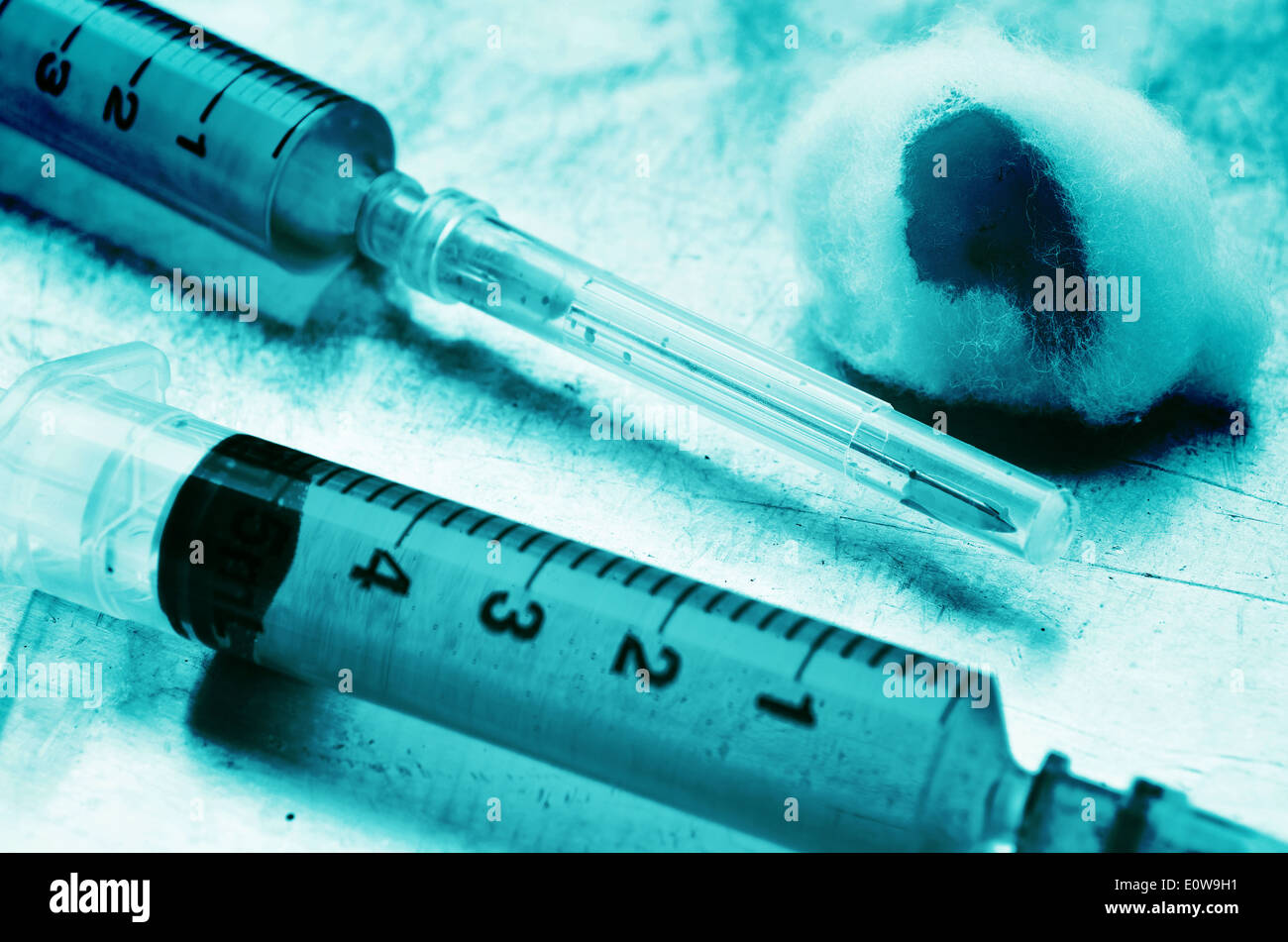 Empty syringes hi-res stock photography and images - Alamy