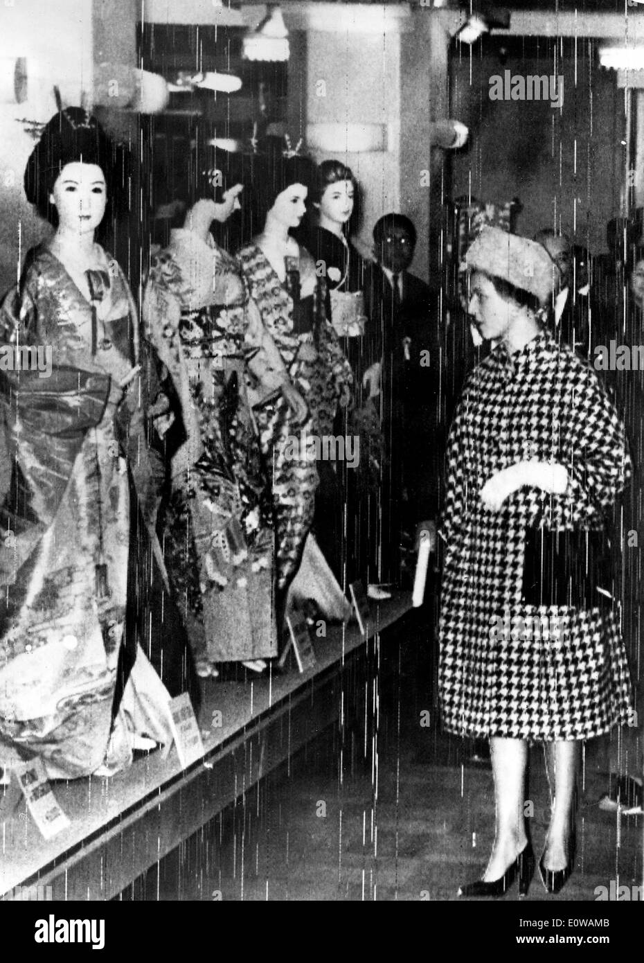 Queen looking at Black and White Stock Photos & Images - Alamy