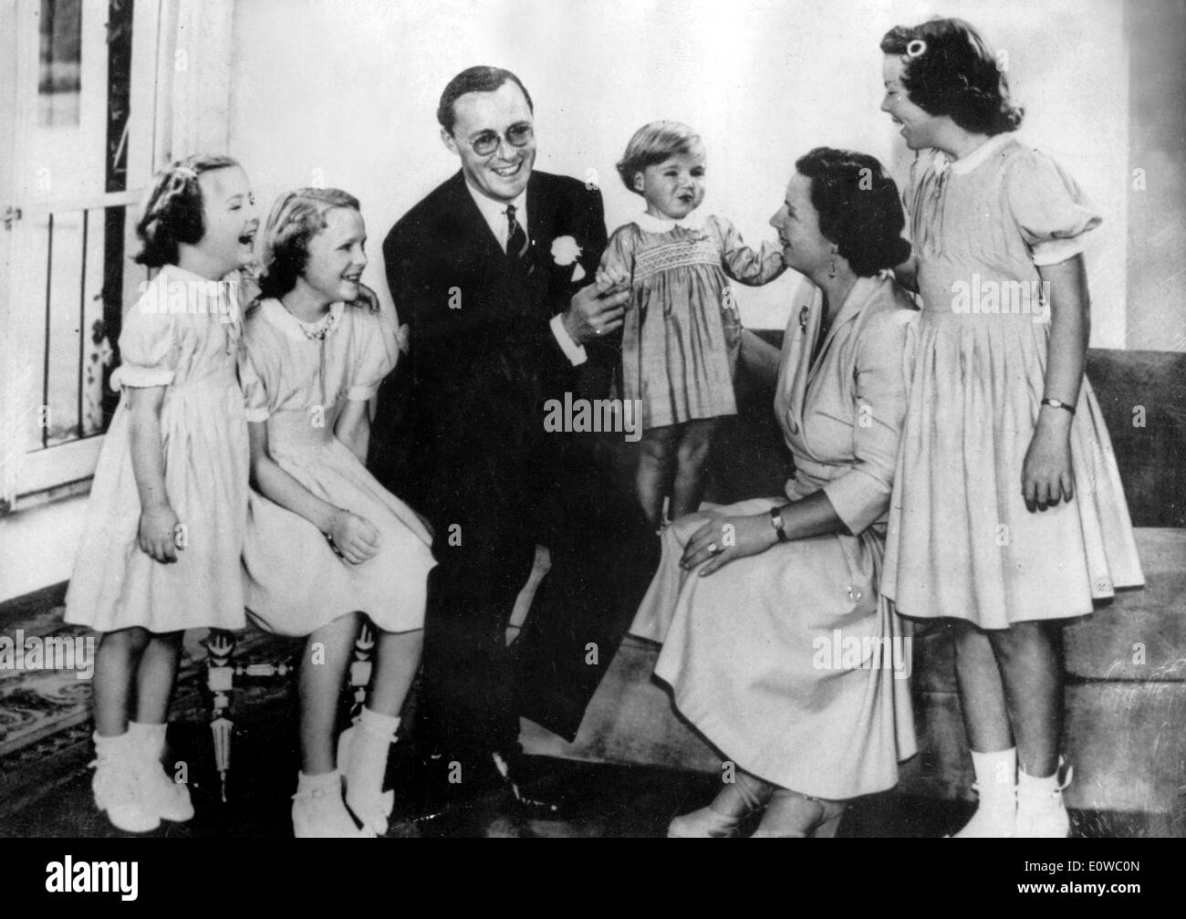 Queen Juliana, Prince Bernhard and their daughters Stock Photo - Alamy