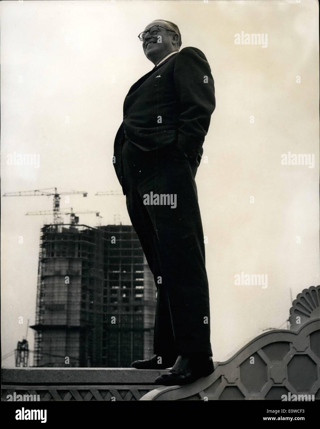 Harold lloyd stunt hi-res stock photography and images - Alamy