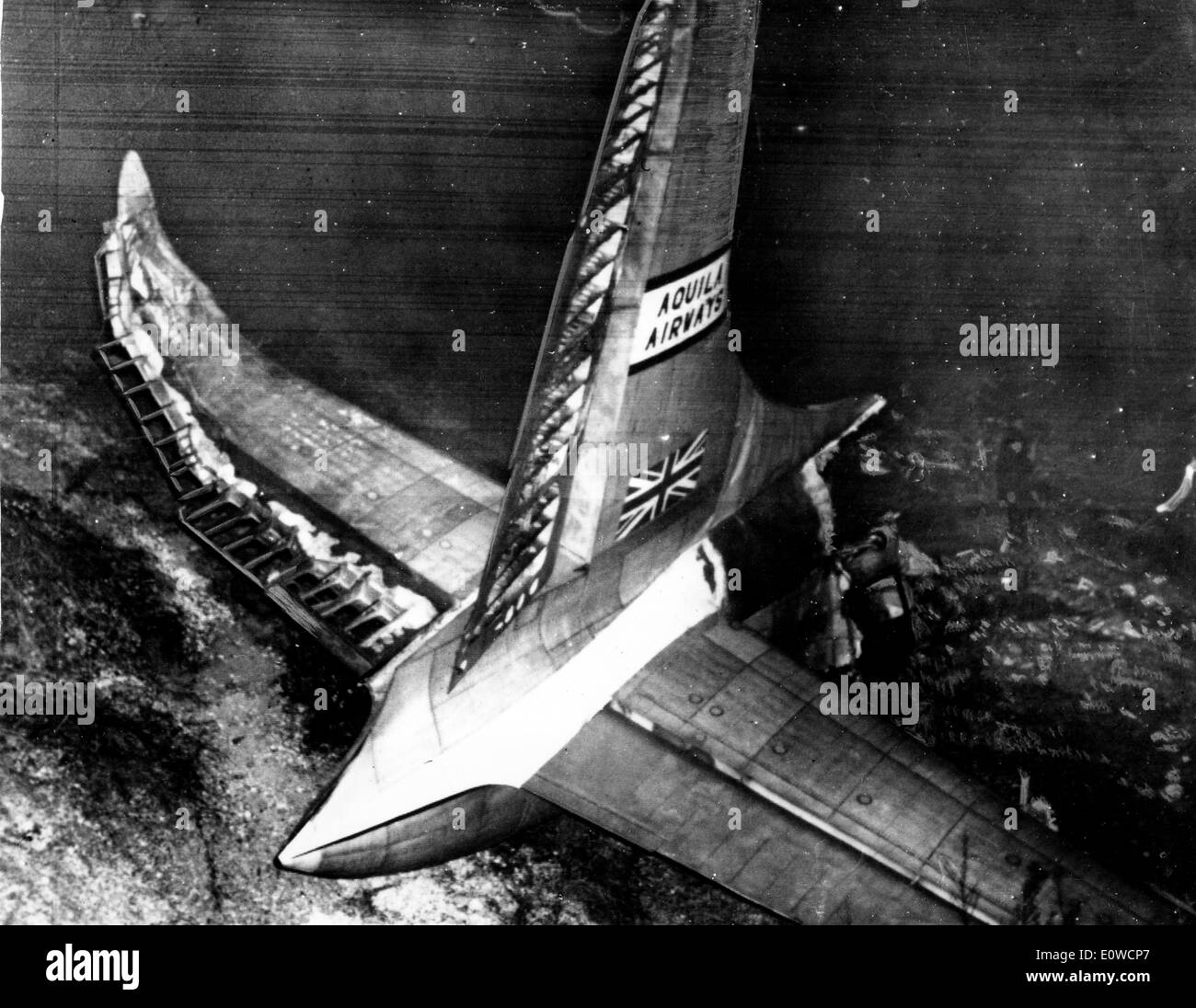 Aircraft flying in Black and White Stock Photos & Images - Alamy