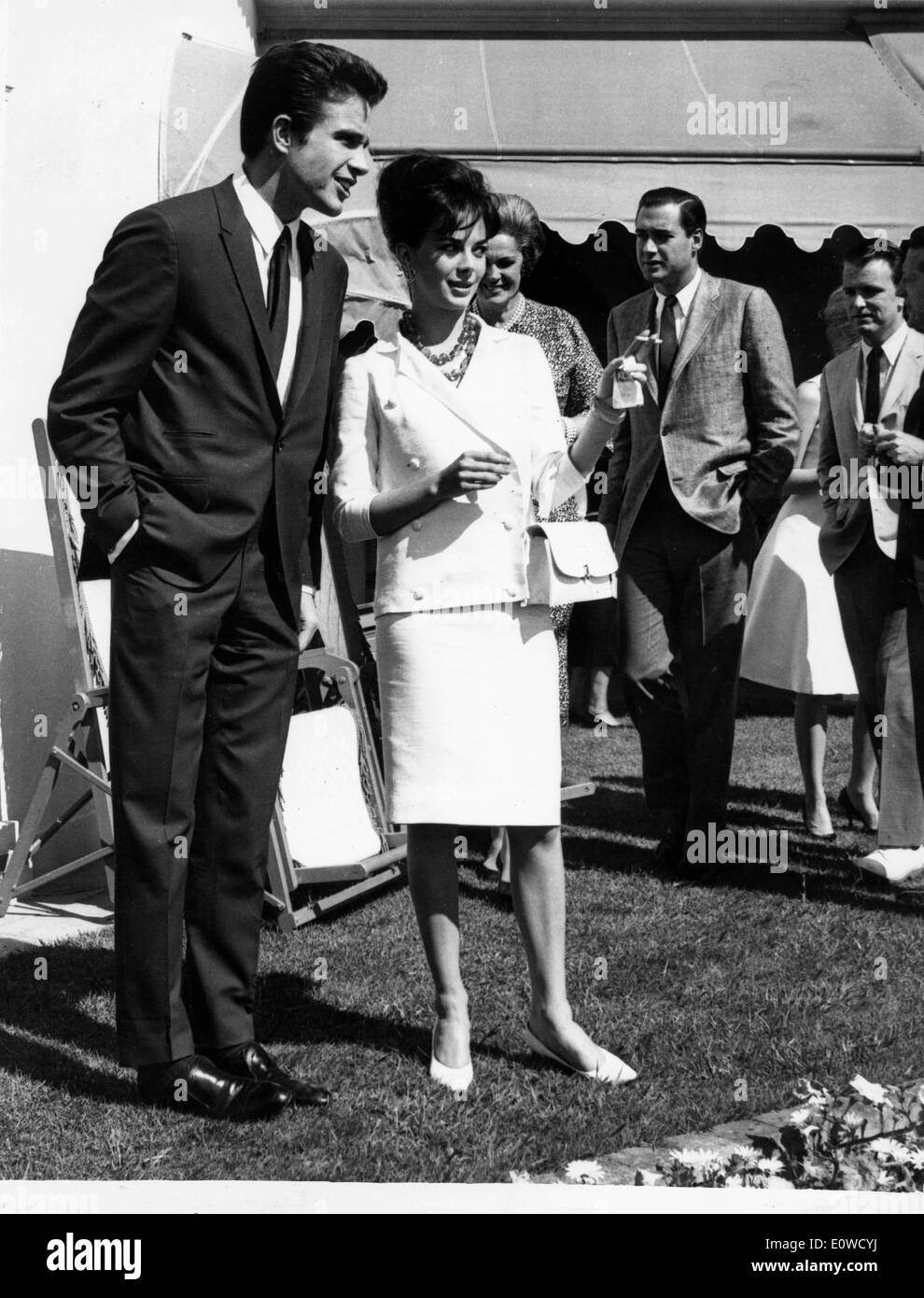 Warren Beatty arriving in London with fiancŽ Natalie Wood Stock Photo ...