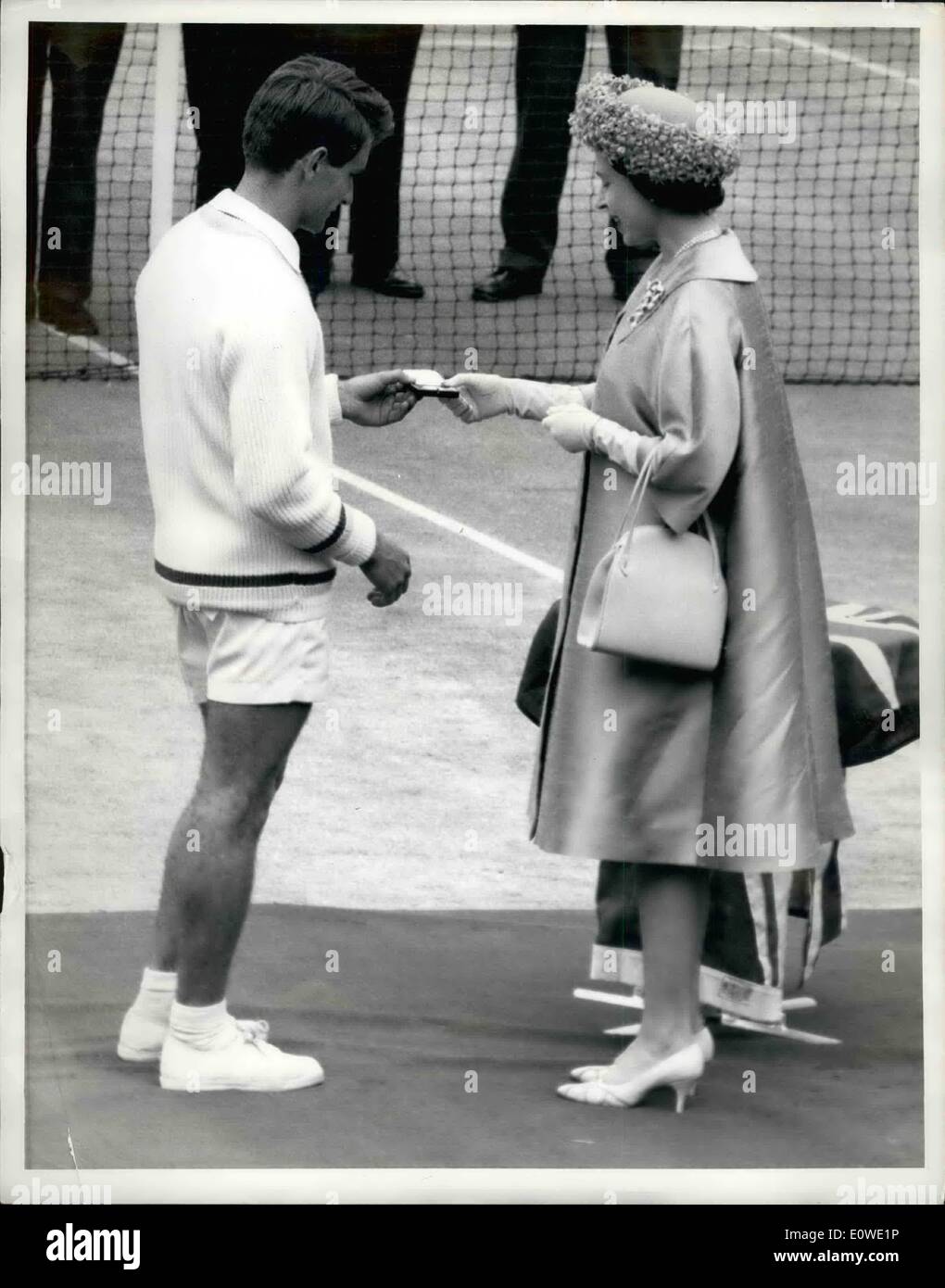 Jul. 07, 1962 - Medal for Mulligan: The Queen presents Australian ...