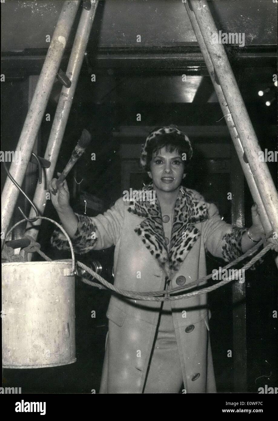 Oct. 15, 1962 - Famous Italian actress Gina Lollobrigida armed with a ...