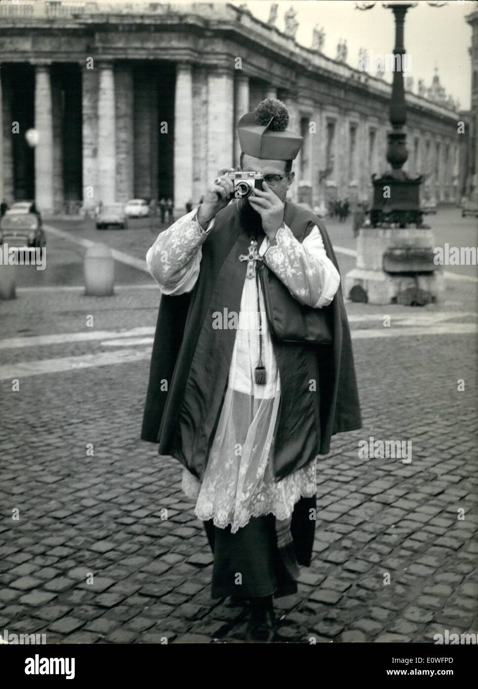 Nov. 11, 1962 - Also the Conciliar Fathers take pictures on San Peter ...