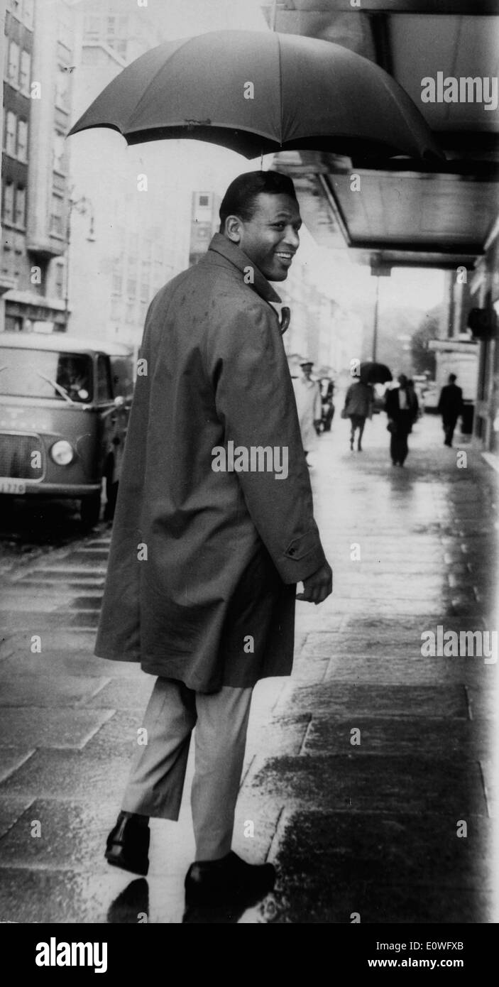 Boxer 'Sugar' Ray Robinson walking the streets of London Stock Photo ...