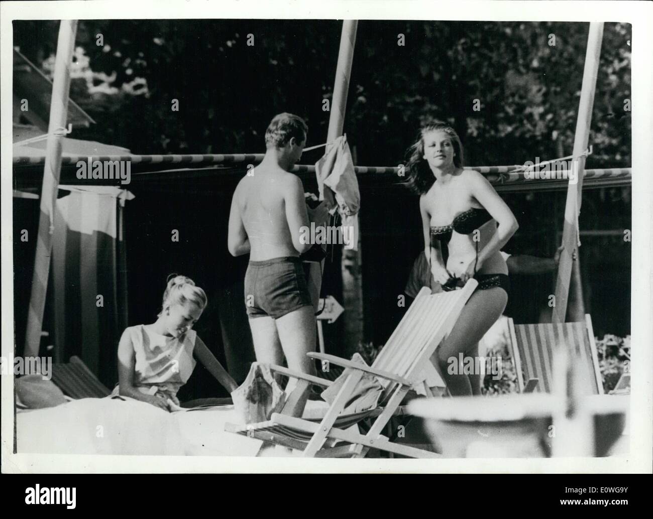 Photographer bikini model beach hi-res stock photography and images - Alamy