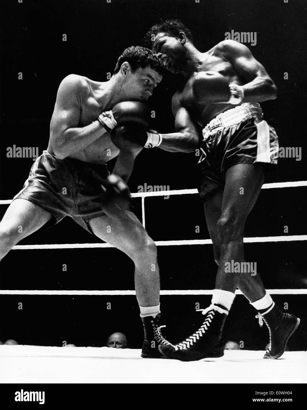 Boxer 'Sugar' Ray Robinson fighting Terry Downes at Wembley Stock Photo ... Boxer 'Sugar' Ray Robinson fighting Terry Downes at Wembley Stock Photo ...