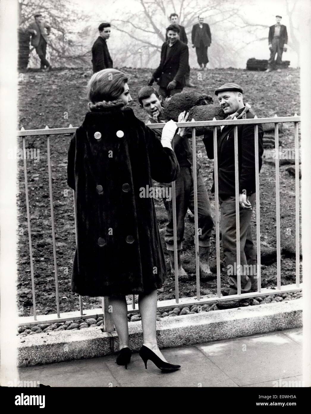 Girl in mink coat hi-res stock photography and images - Alamy