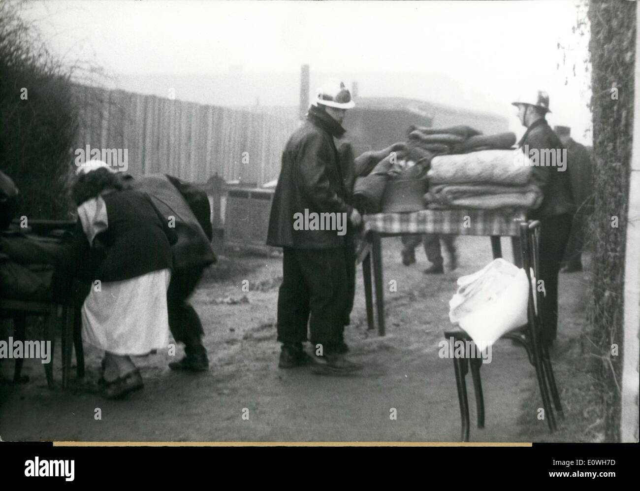 Landslide house hi-res stock photography and images - Alamy