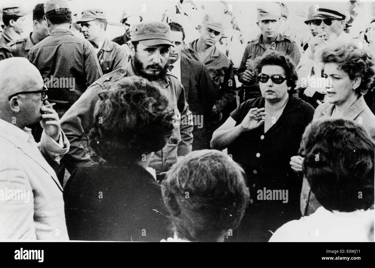 Revolutionary Fidel Castro talks with parents of prisoners Stock Photo ...