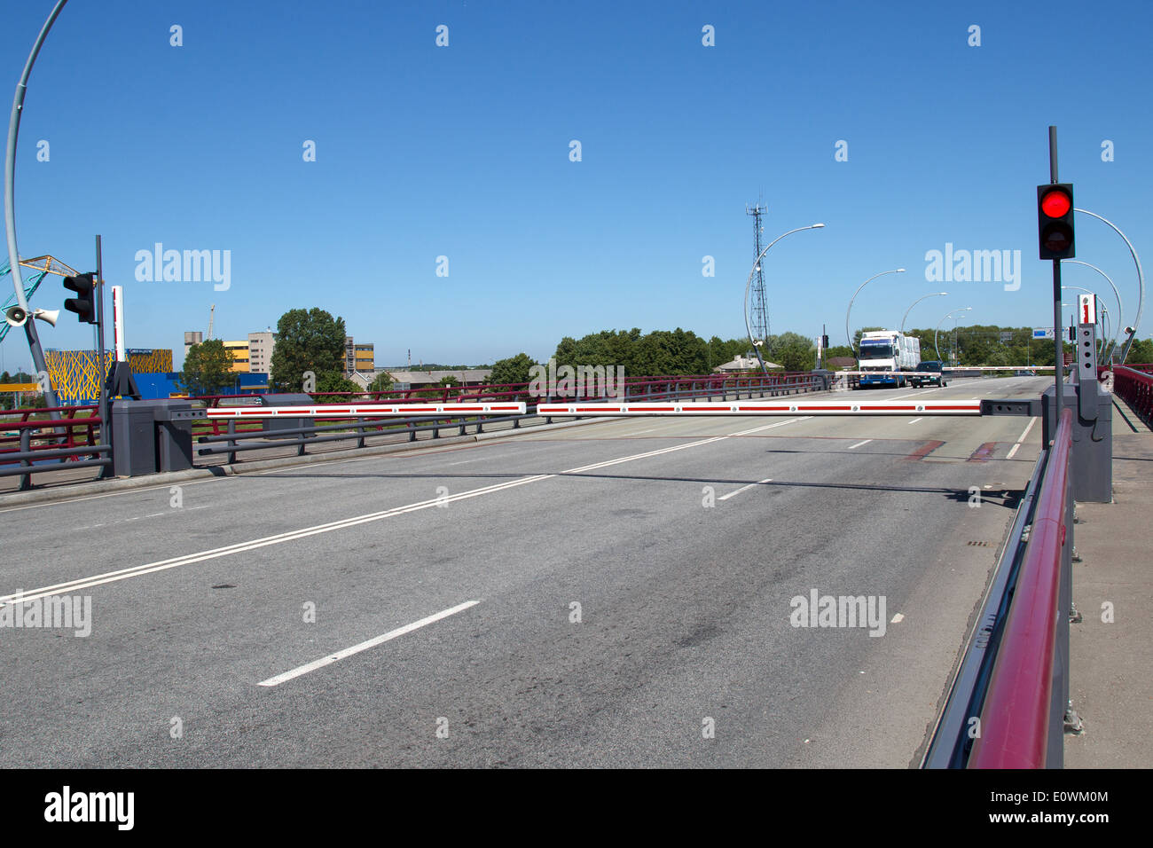 Stop drawbridge sign warning bridge hi-res stock photography and images ...